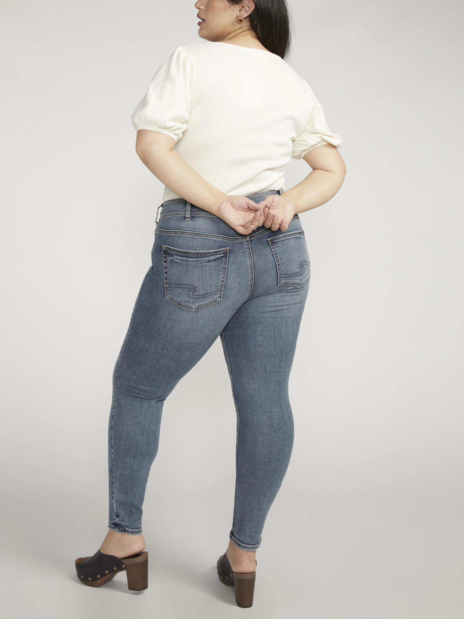 Buy Suki Mid Rise Skinny Jeans Plus Size for USD 47.00 | Silver Jeans ...